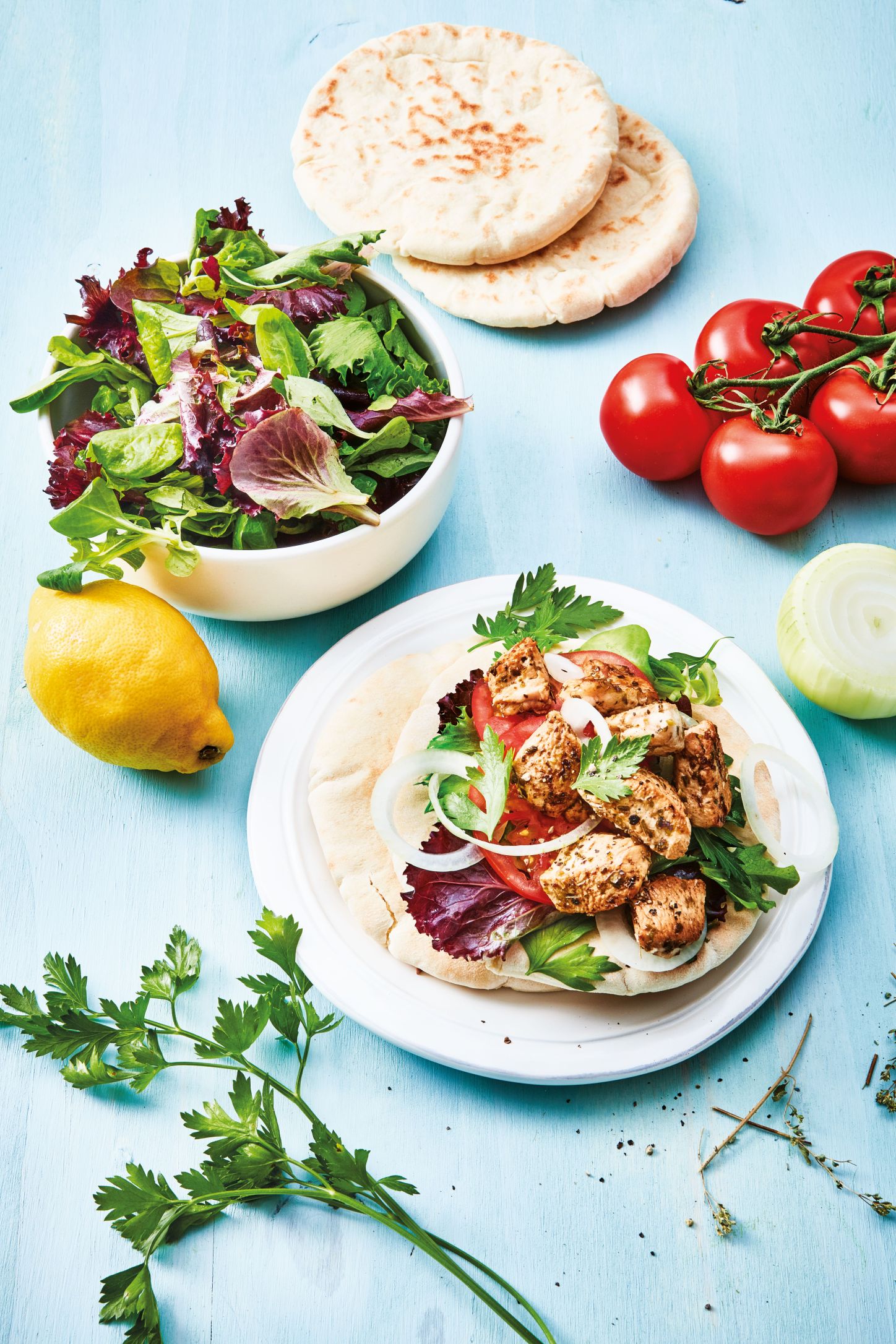 Souvlaki, pain pita et salade grecque - aliive