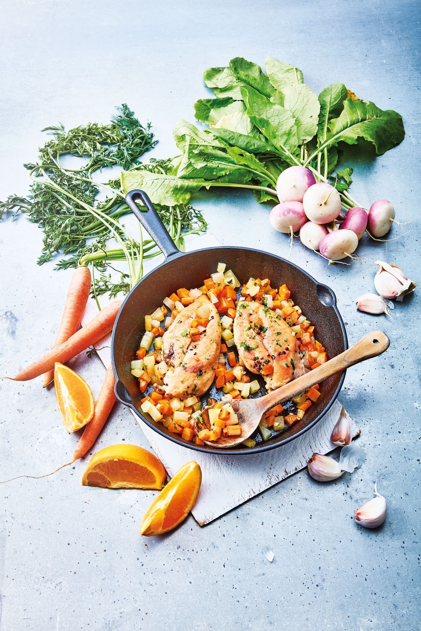 Filet de poulet, petits navets et carottes sautés à l'orange - aliive